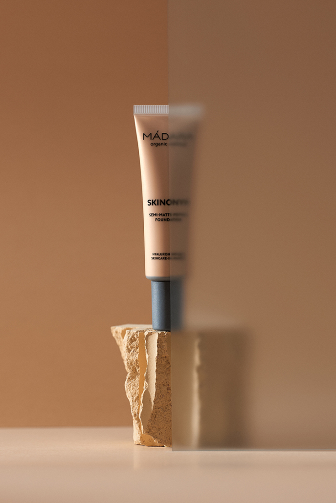 MÁDARA: Die semi-matte Foundation, die sich dem Hautton anpasst ...